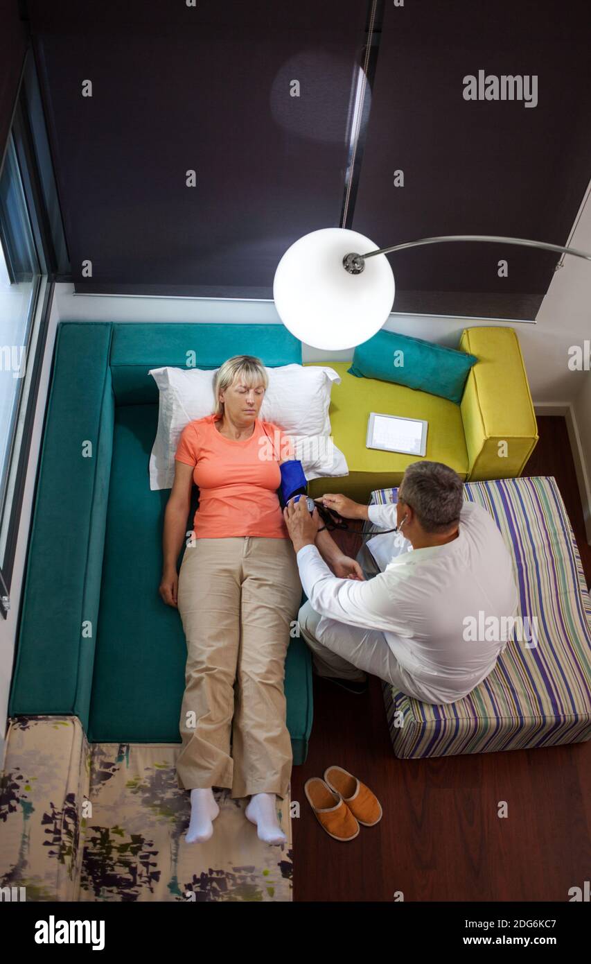 Sick female patient visiting hi-res stock photography and images - Alamy