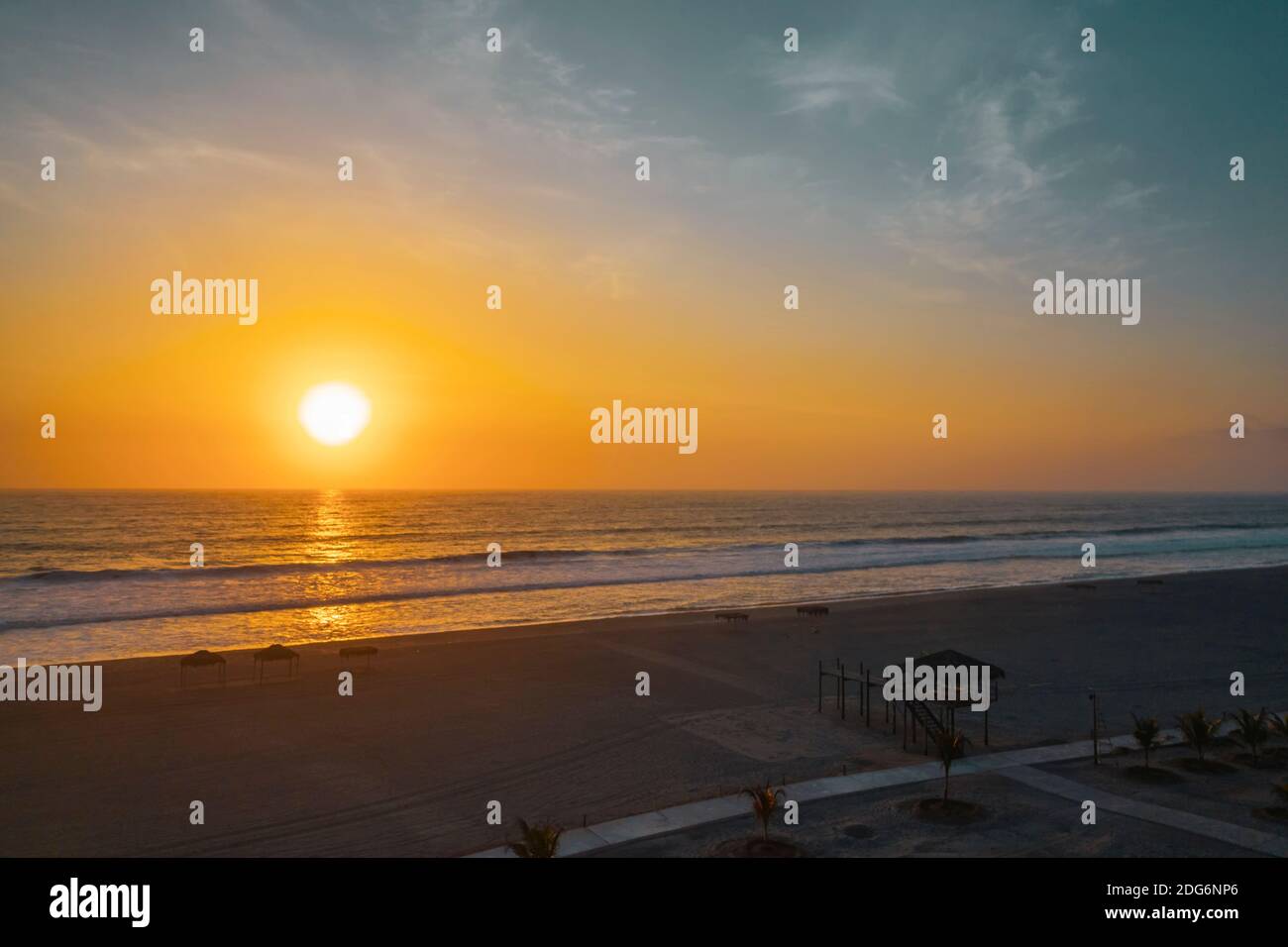 Sunset water horizon landscape. Sunset water scene. Beach sunset ...