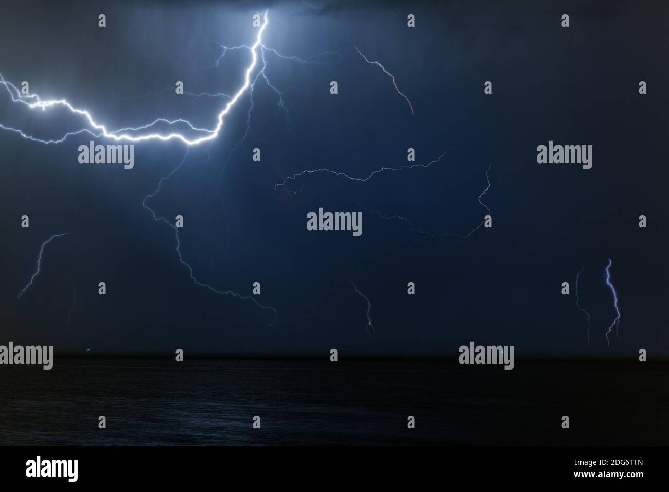 Flash in the night sky hi-res stock photography and images - Alamy