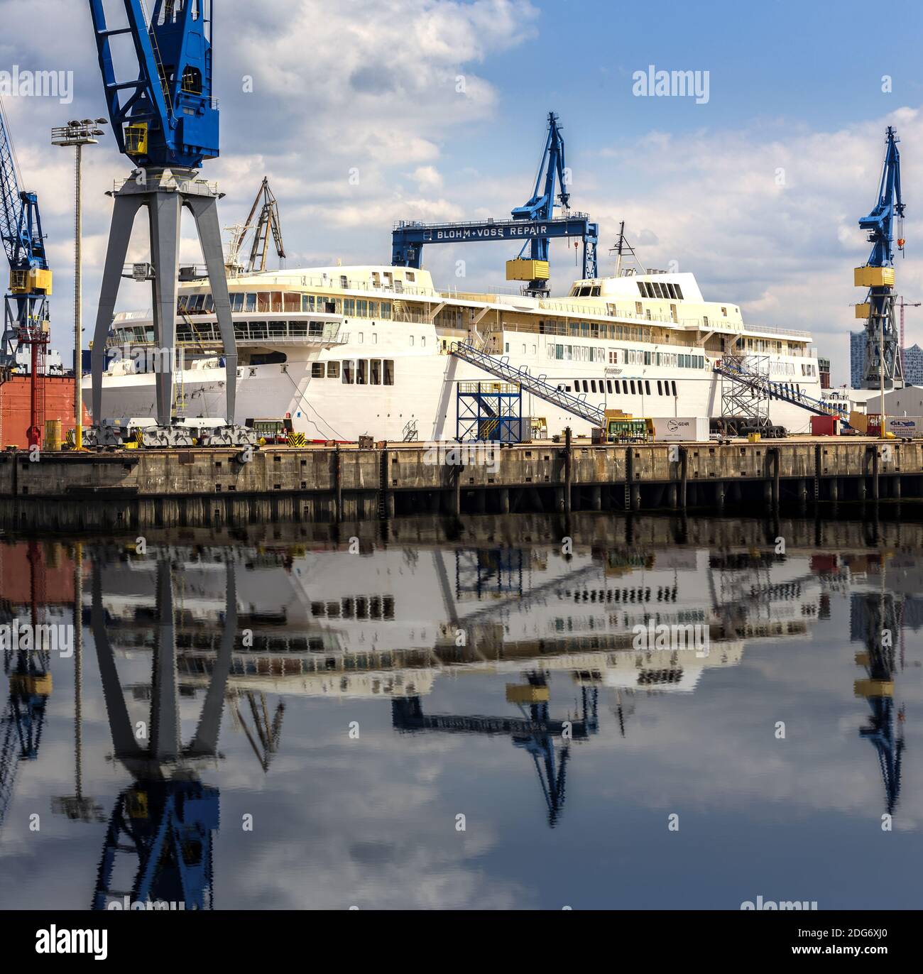 Elbe shipyard hi-res stock photography and images - Alamy