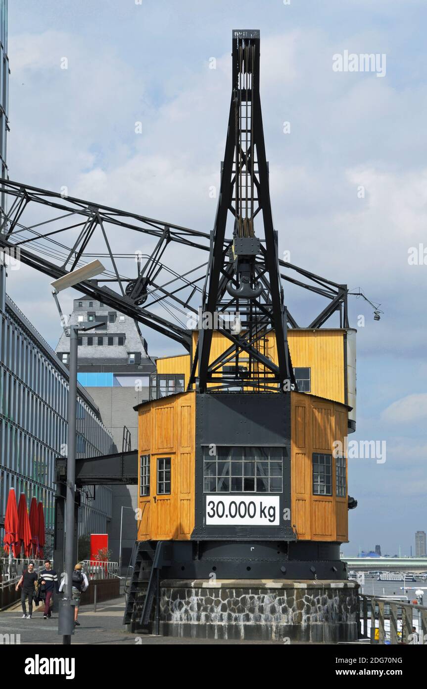 Ship crane hi-res stock photography and images - Alamy