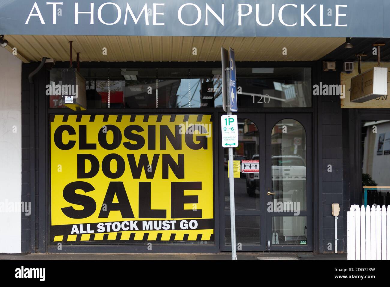 Sale continues sign window hi-res stock photography and images - Alamy