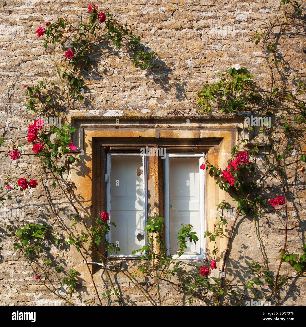 Old stone cottage hi-res stock photography and images - Alamy