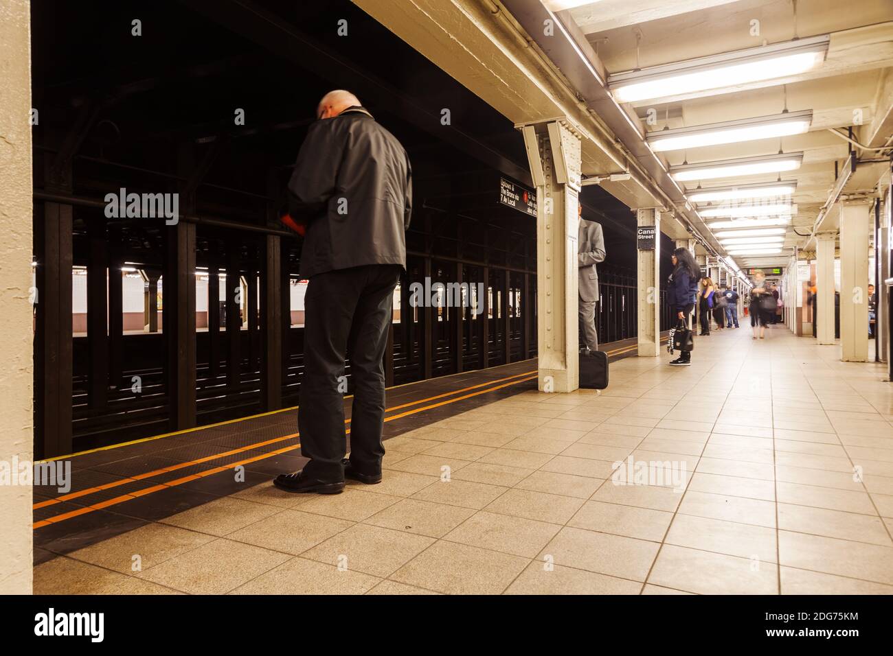 Platform of a subway station in New York City Stock Photo - Alamy