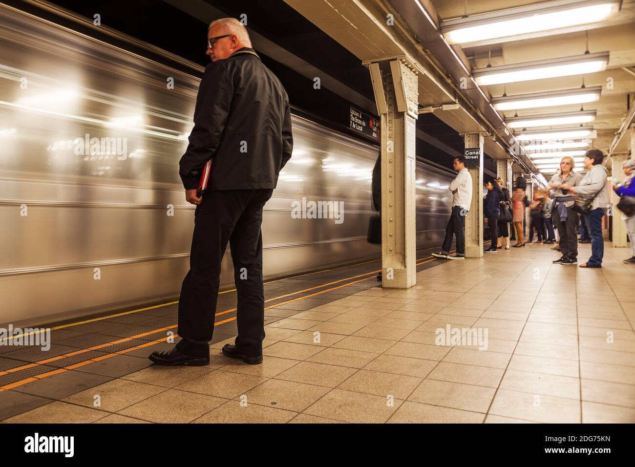 Platform of a subway station in New York City Stock Photo - Alamy