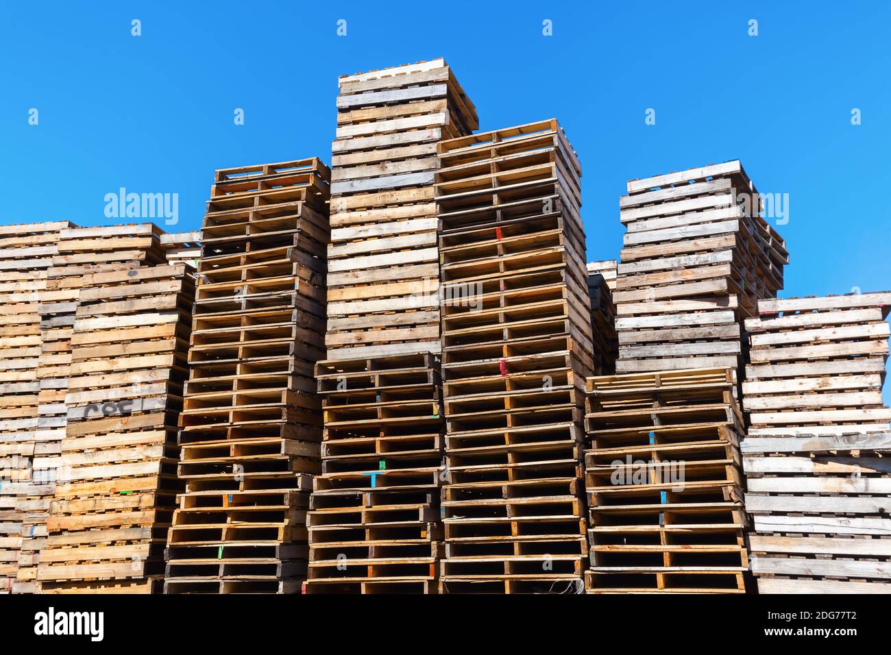Wooden pallet tower hi-res stock photography and images - Alamy