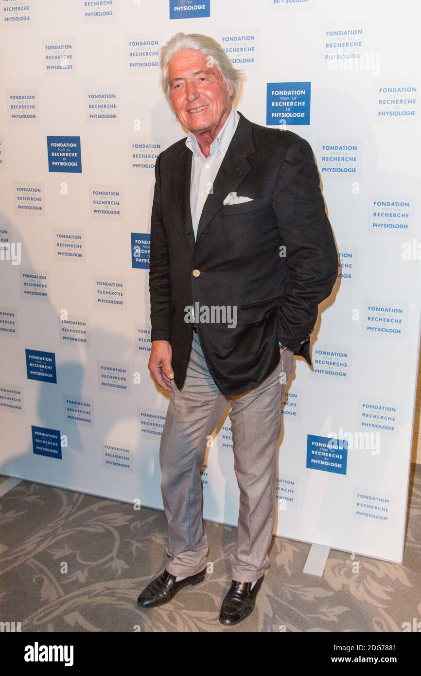 Le commissaire-priseur maitre Pierre Cornette de Saint Cyr assistent au ...