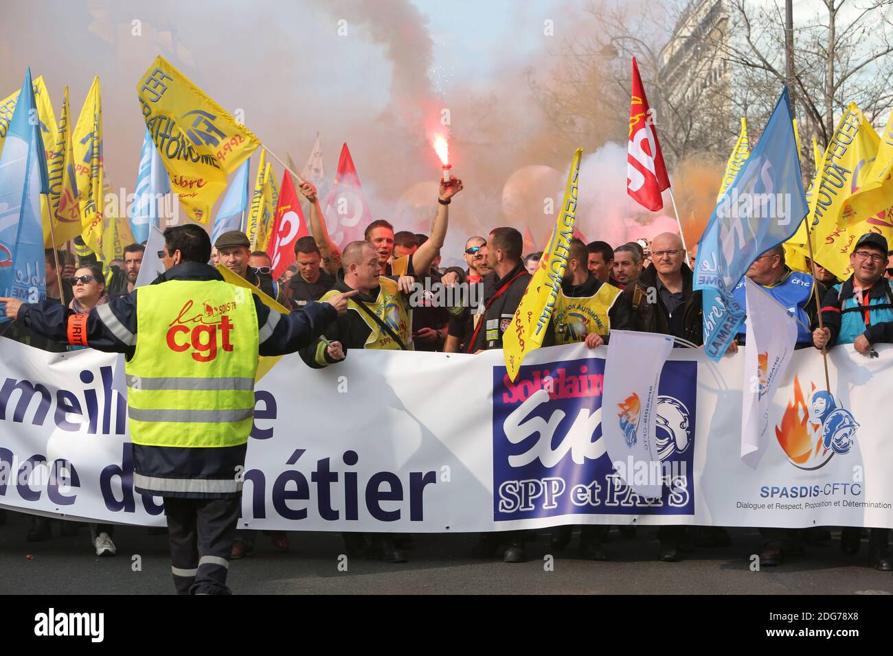 Several hundred firefighters protest against austerity and ask for more ...