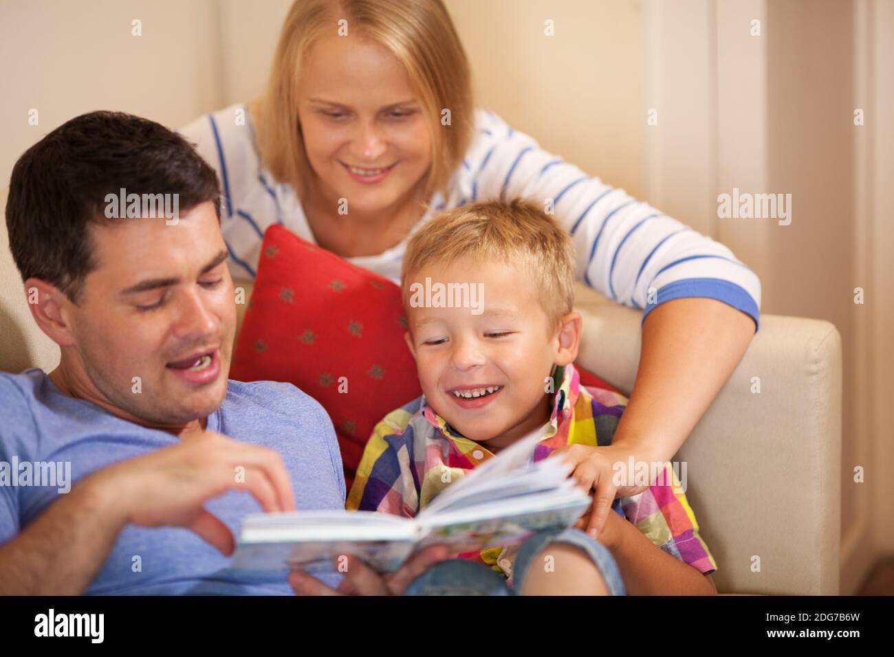 Family reading book at home hi-res stock photography and images - Alamy