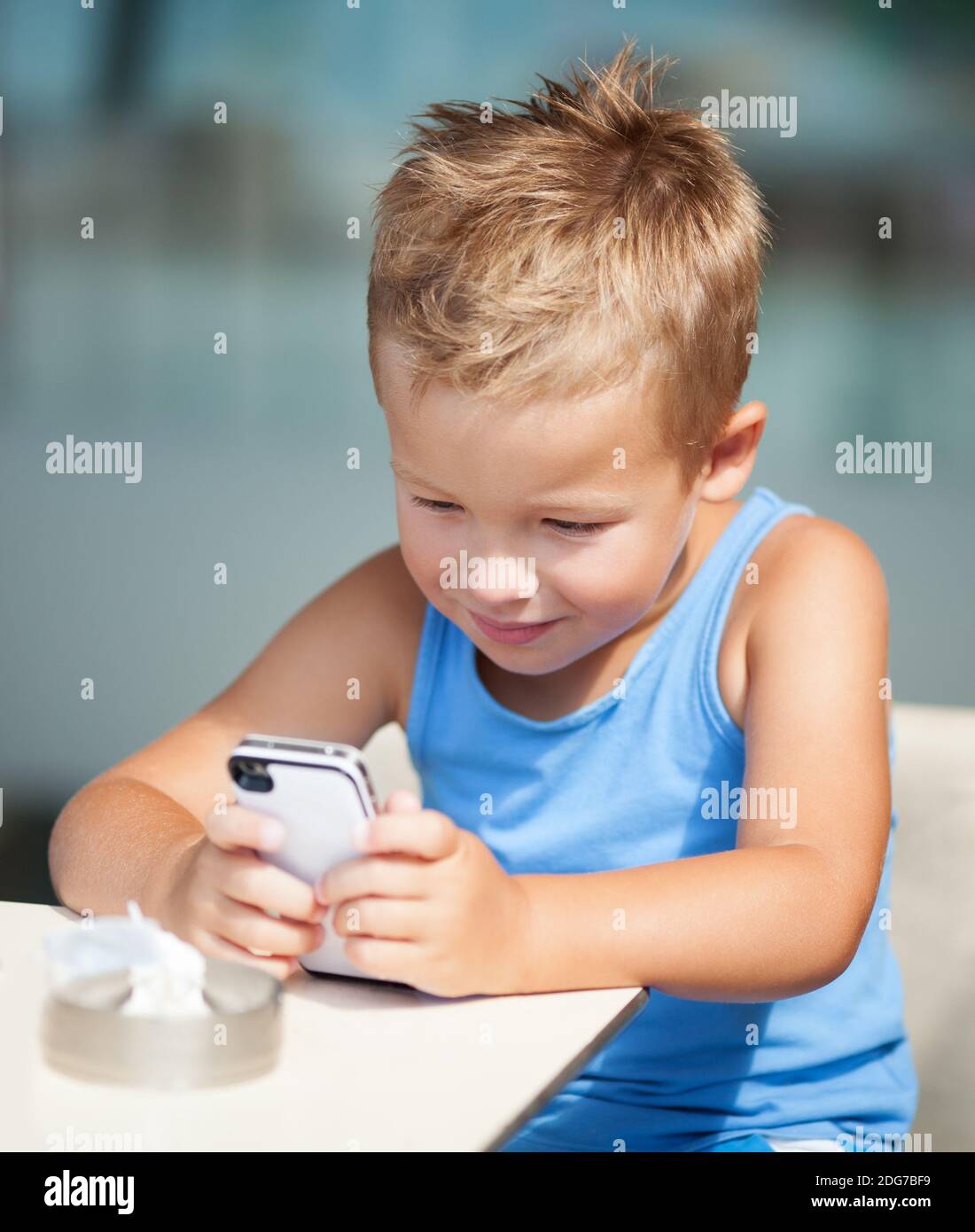 Kid using hi-res stock photography and images - Alamy