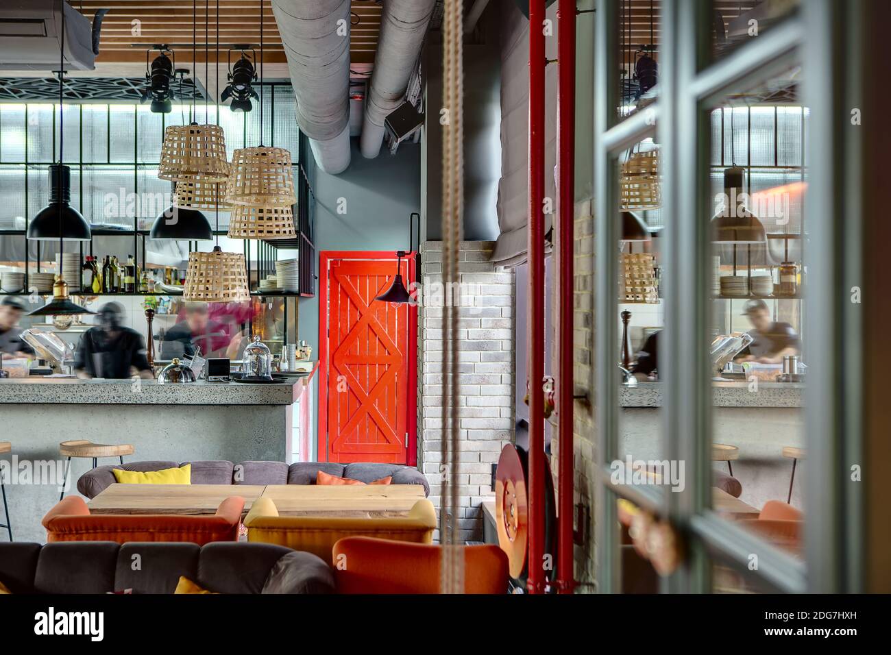 Open kitchen restaurant hi-res stock photography and images - Alamy