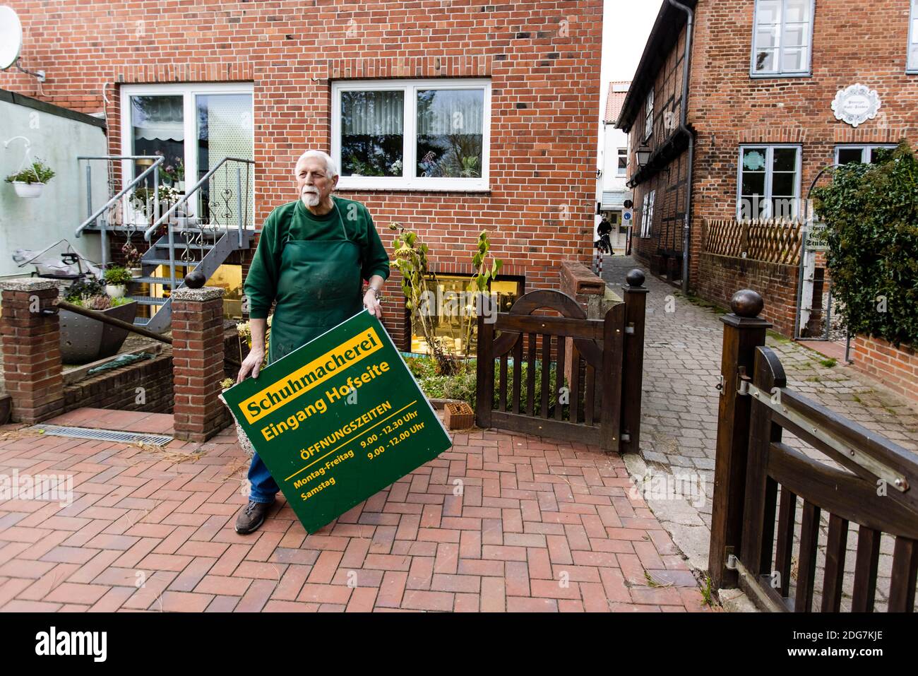 Shoemakers sign hi-res stock photography and images - Alamy