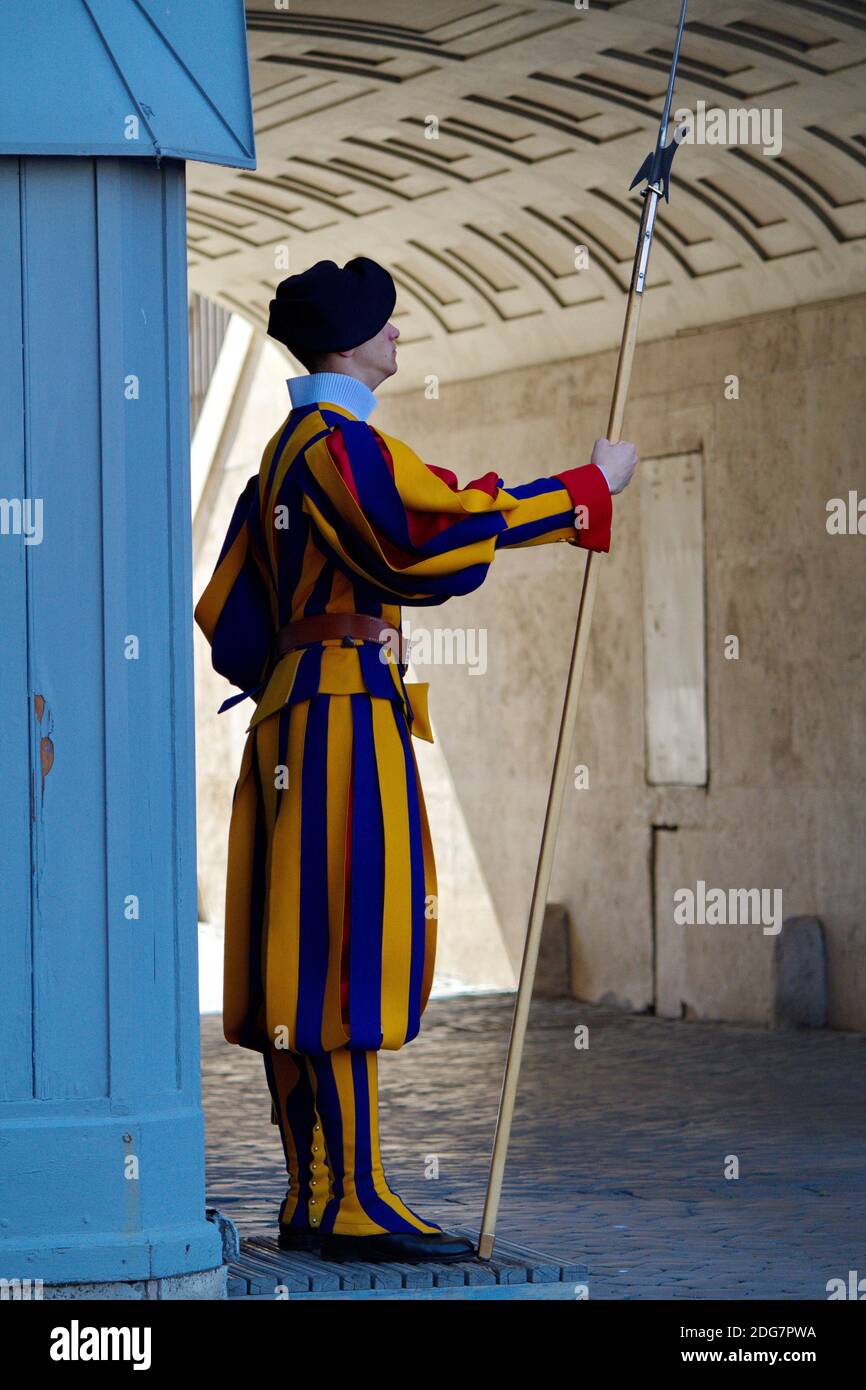 Guardia svizzera in Vaticano Stock Photo - Alamy