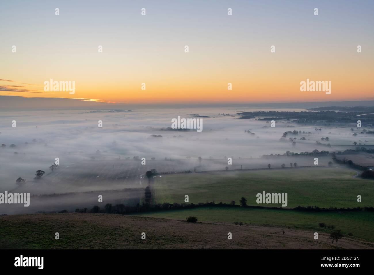 Fog covering countryside hi-res stock photography and images - Alamy