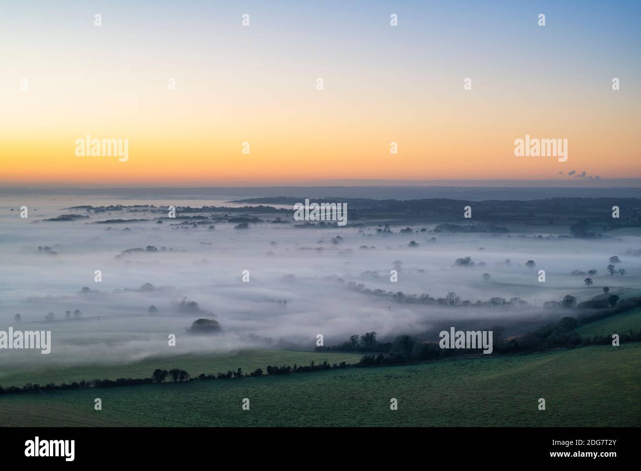 Fog covering countryside hi-res stock photography and images - Alamy