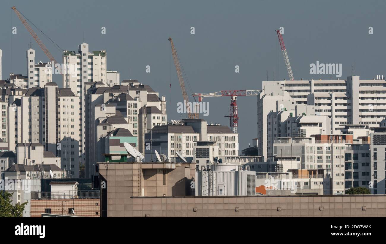 Residential high rise apartment blocks hi-res stock photography and ...