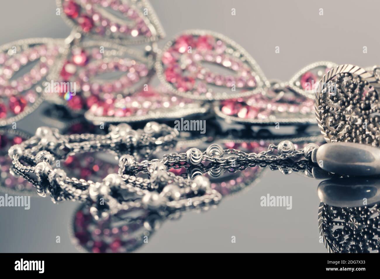 Silver jewellery background hi-res stock photography and images - Alamy
