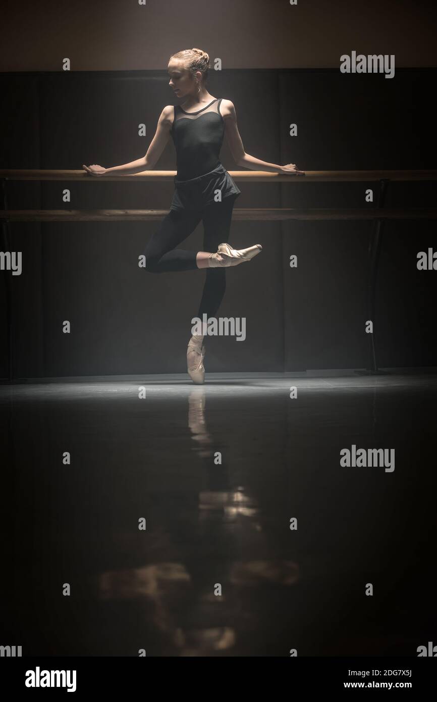 Single dancer hi-res stock photography and images - Alamy