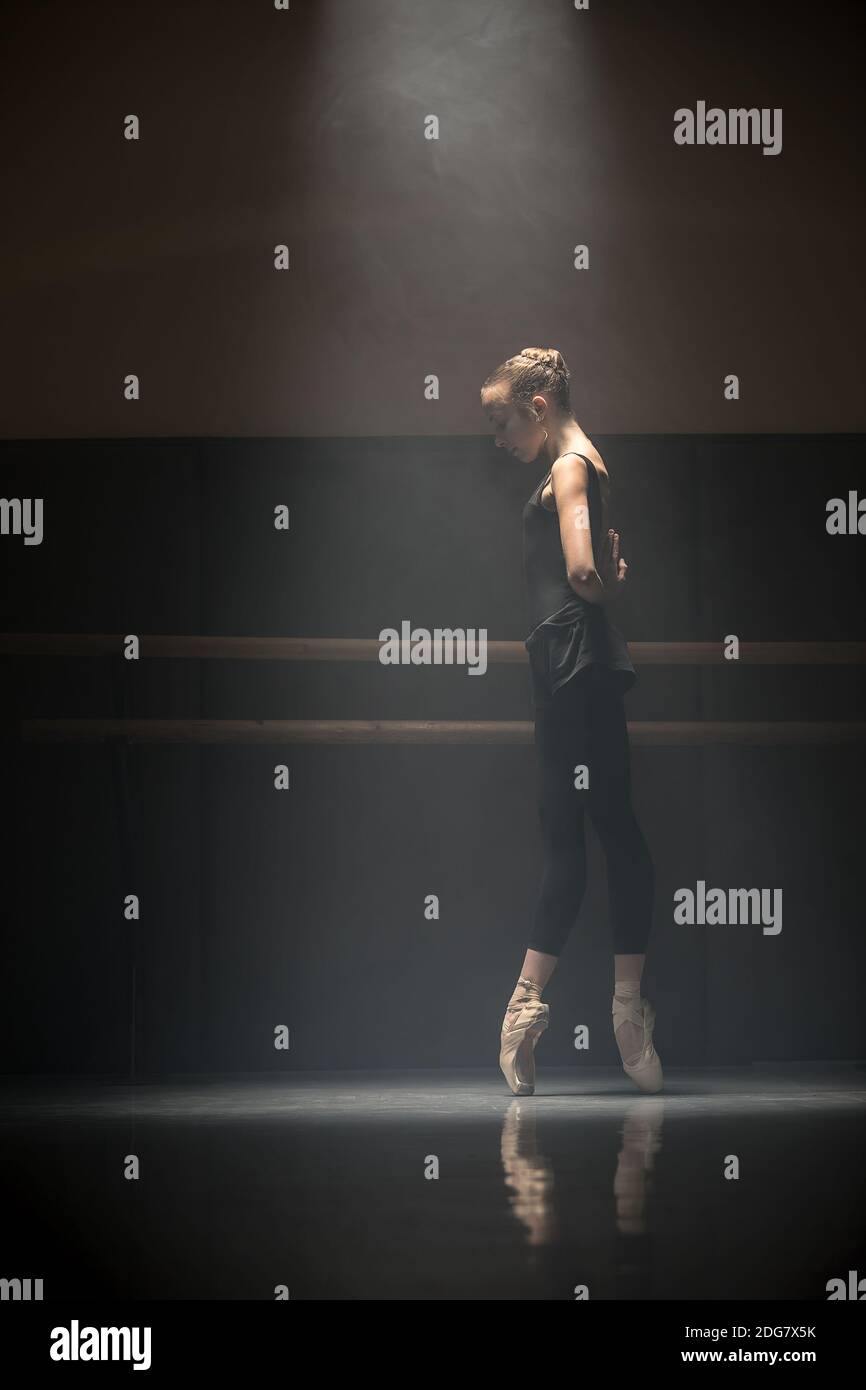Single ballet dancer Stock Photo - Alamy