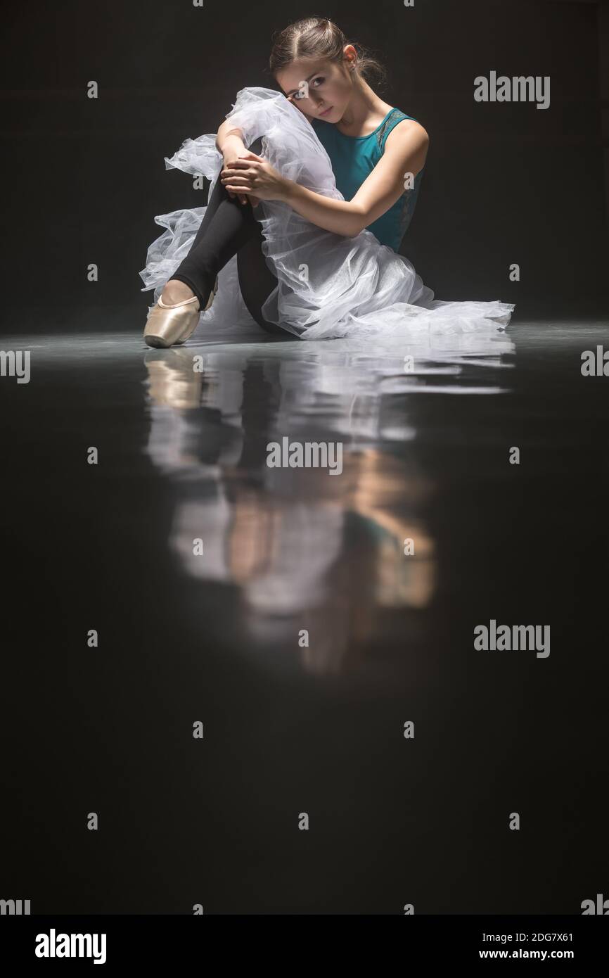 Seated ballet dancer Stock Photo - Alamy