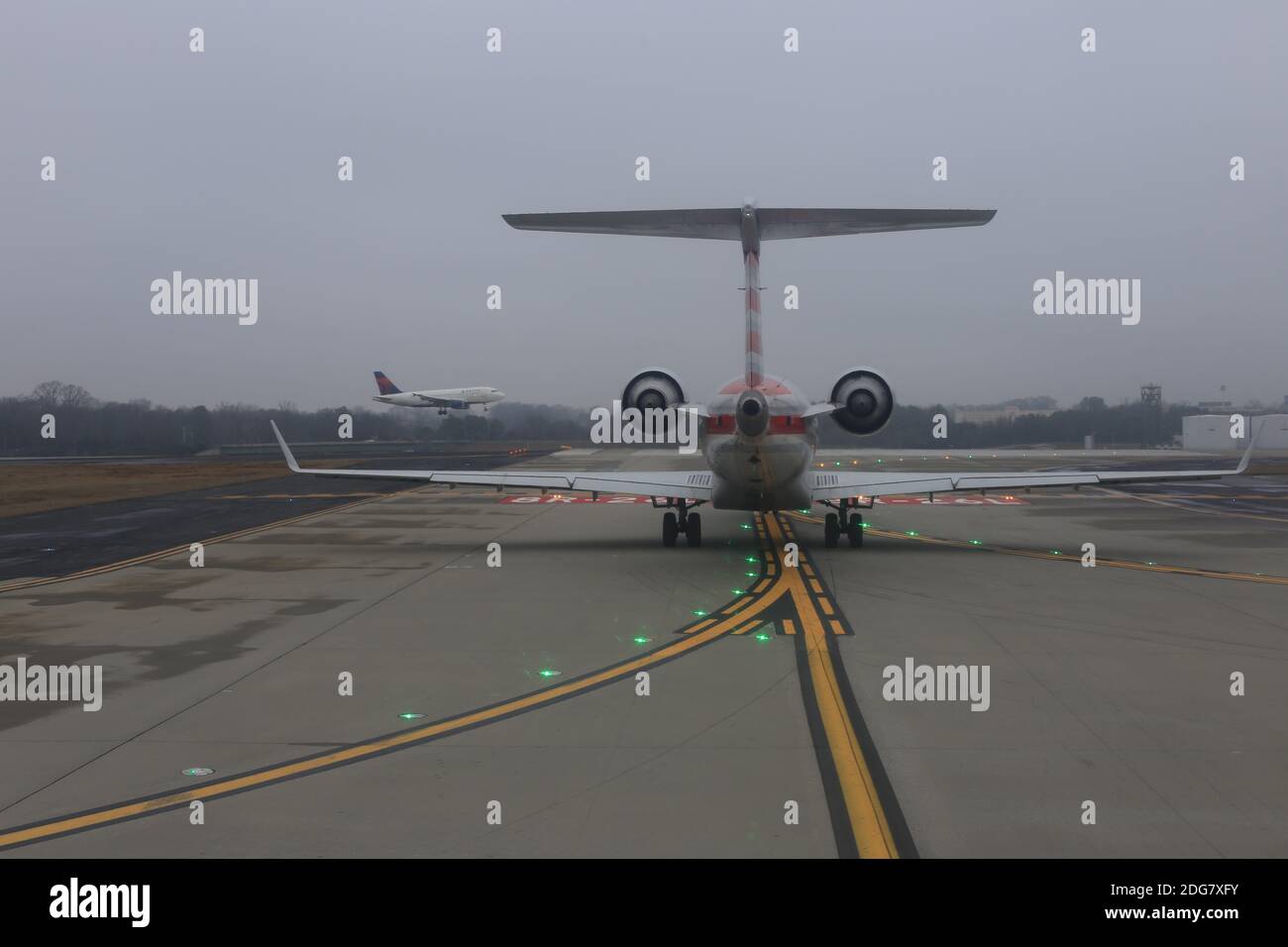 Airplane on runway hi-res stock photography and images - Alamy