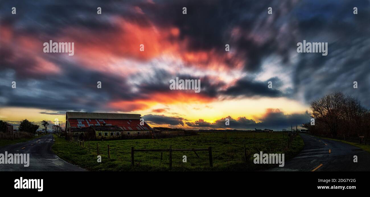 Beautiful farm sunset hi-res stock photography and images - Alamy
