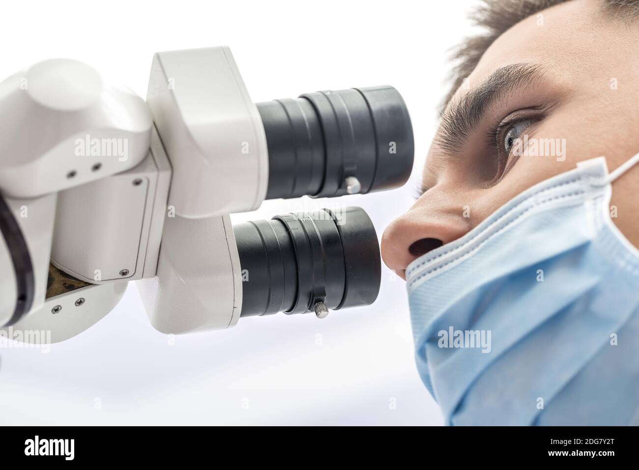 Doctor using a microscope hi-res stock photography and images - Alamy