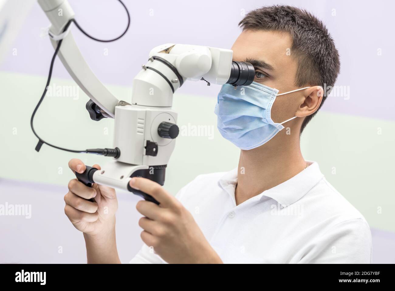 Doctor microscope hi-res stock photography and images - Alamy