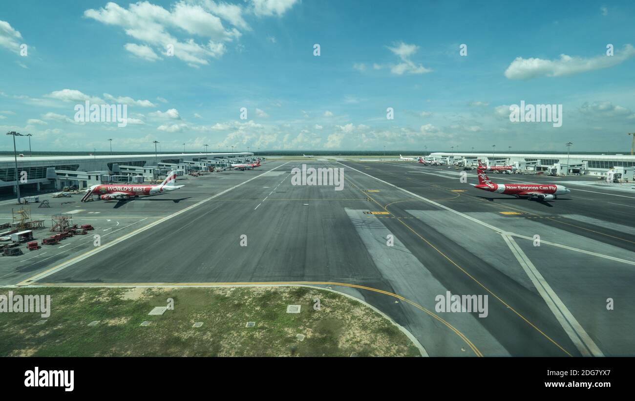 Flying line with planes in Kuala Lumpur airport Stock Photo - Alamy