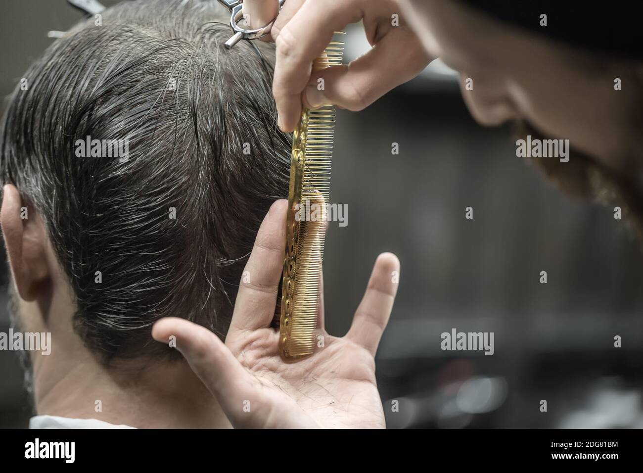 Doing haircut in barbershop Stock Photo - Alamy