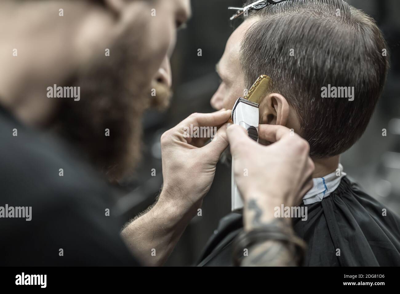 Doing haircut in barbershop Stock Photo - Alamy