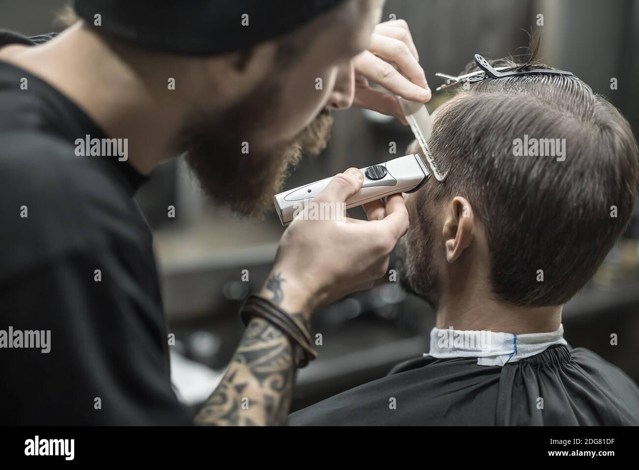 Barber doing hairstyle bearded man hi-res stock photography and images ...
