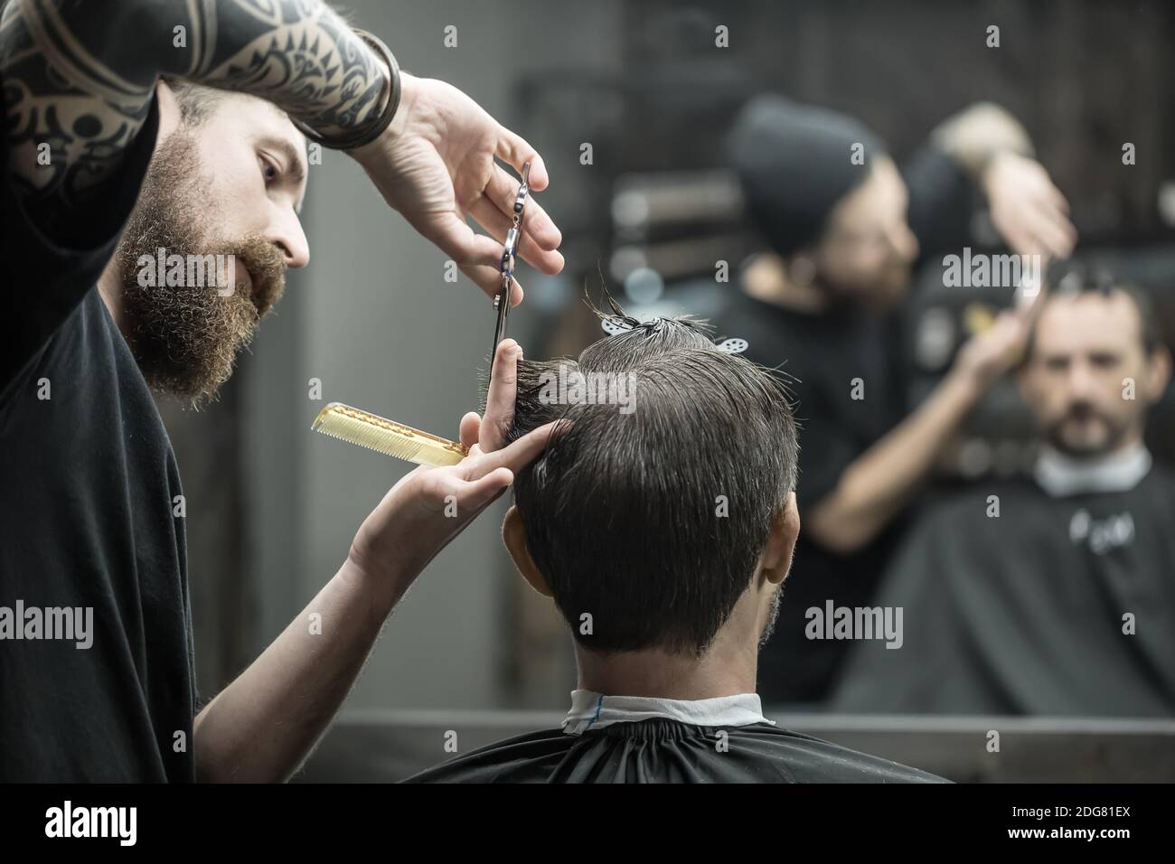 Hairdresser cutting hair client hi-res stock photography and images - Alamy