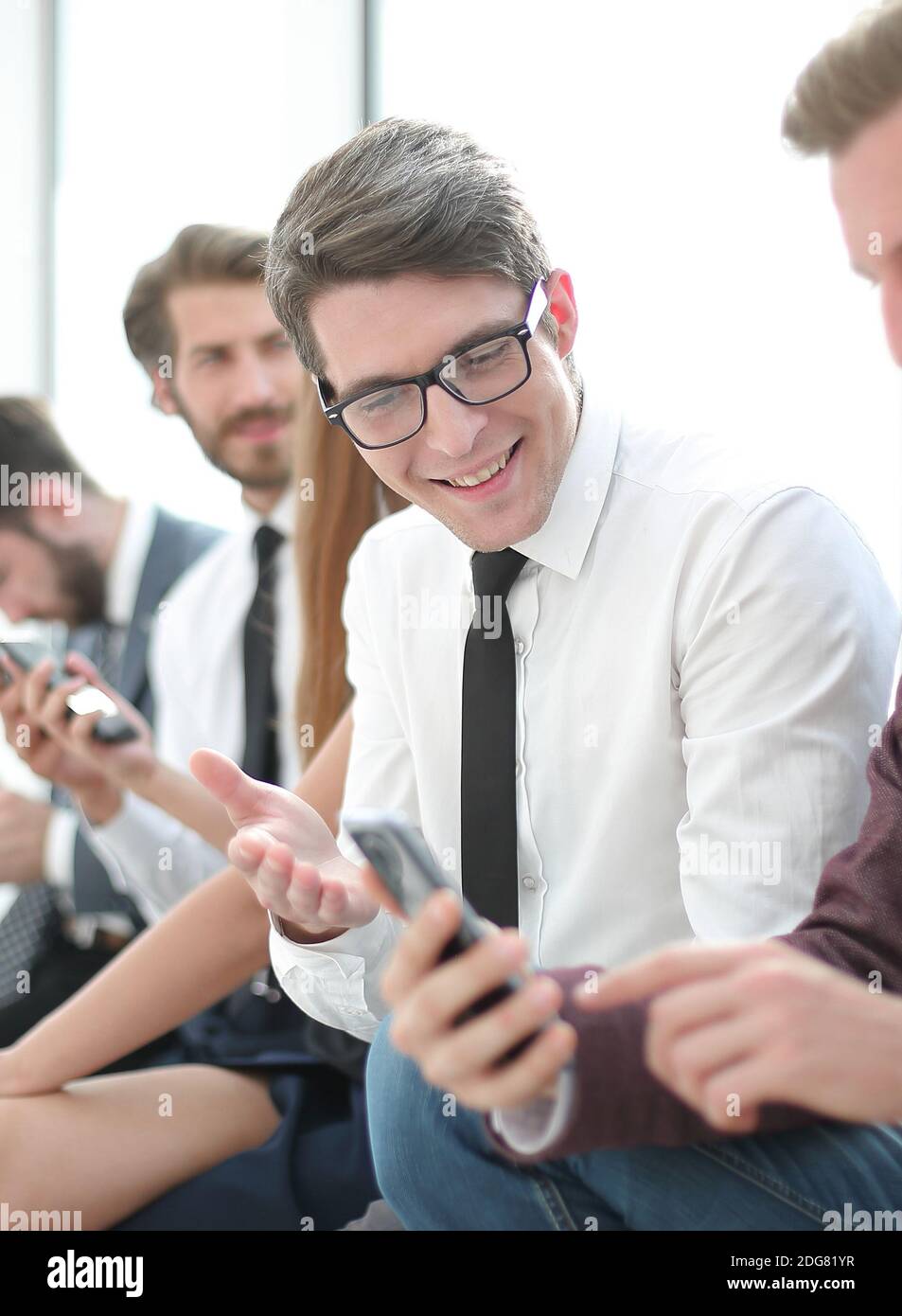 employees discussing online information sitting in the office lo Stock ...