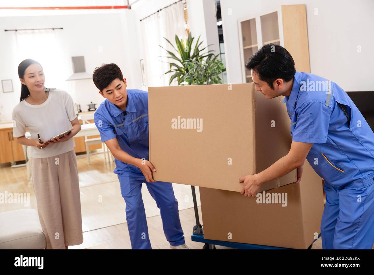 Move house trolley hi-res stock photography and images - Alamy