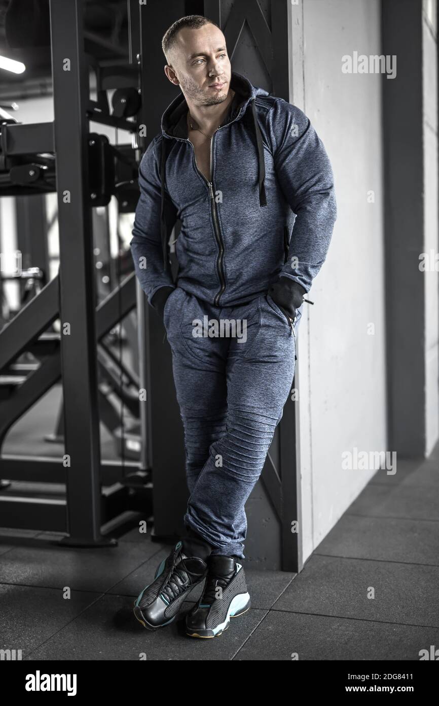 Muscular man posing hi-res stock photography and images - Alamy