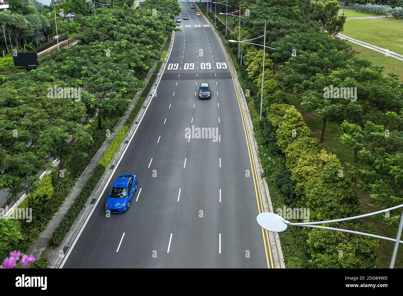 Green roadway with cars Stock Photo - Alamy