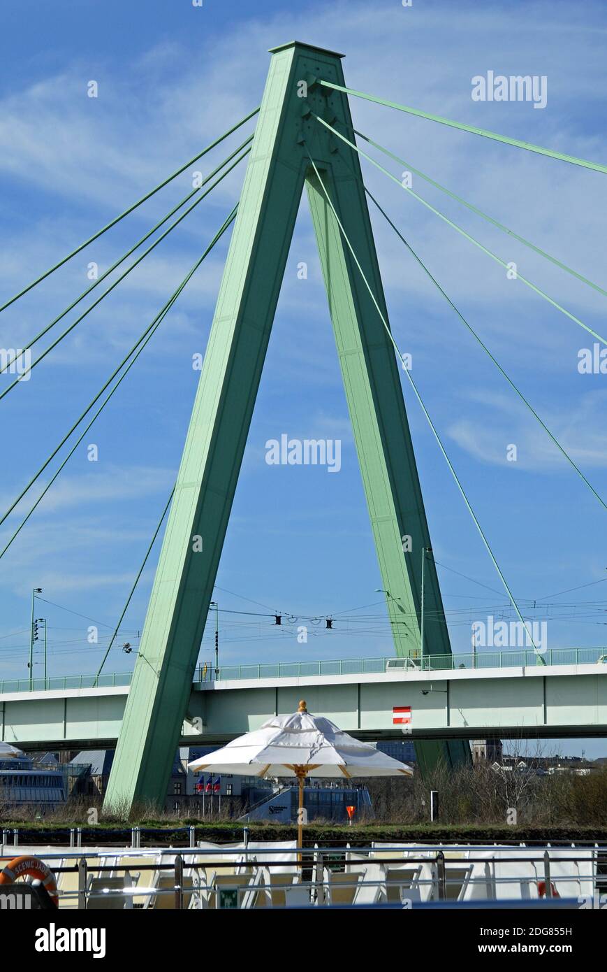 Bridge pillar hi-res stock photography and images - Alamy