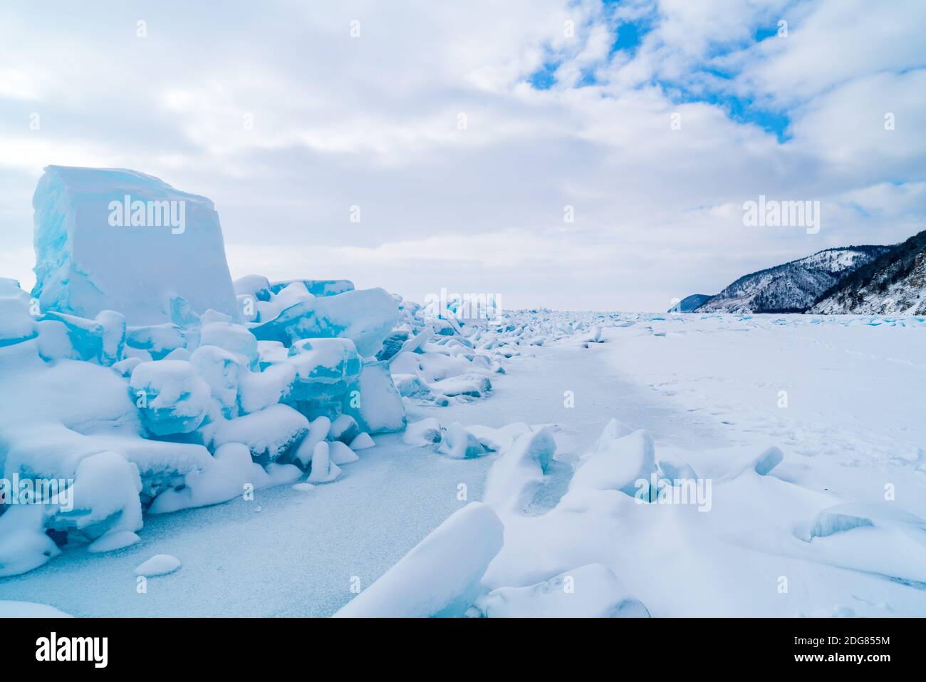 Row ice blocks mountain hi-res stock photography and images - Alamy