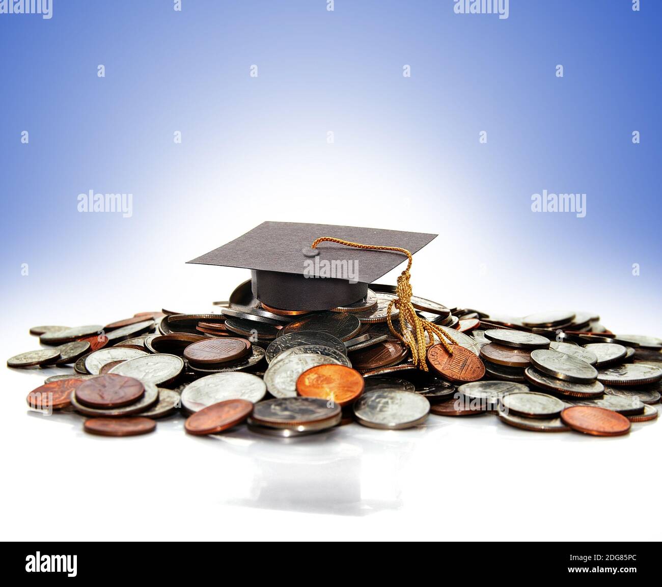 Graduation cap on pile of money hi-res stock photography and images - Alamy