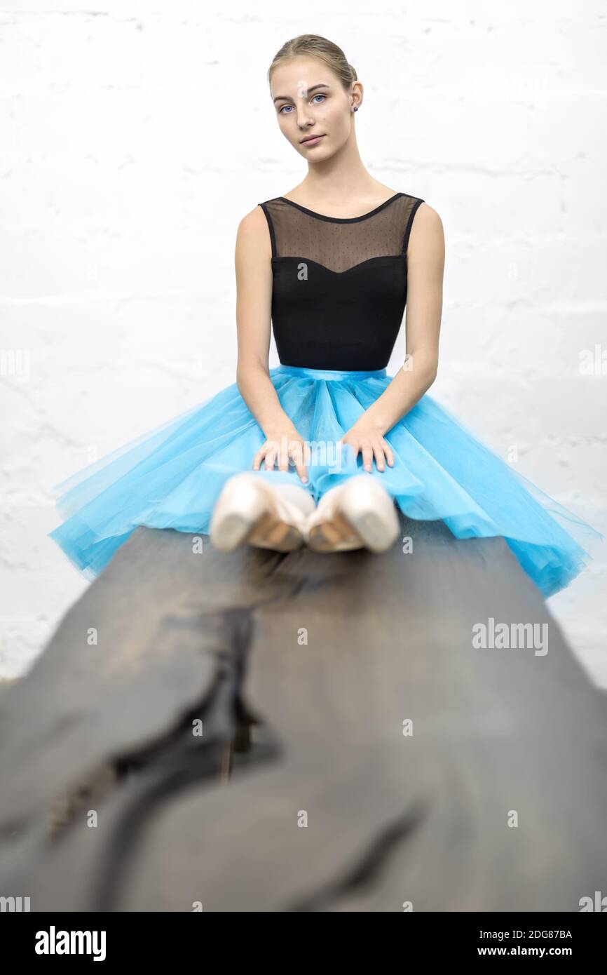 Table dancer hi-res stock photography and images - Alamy