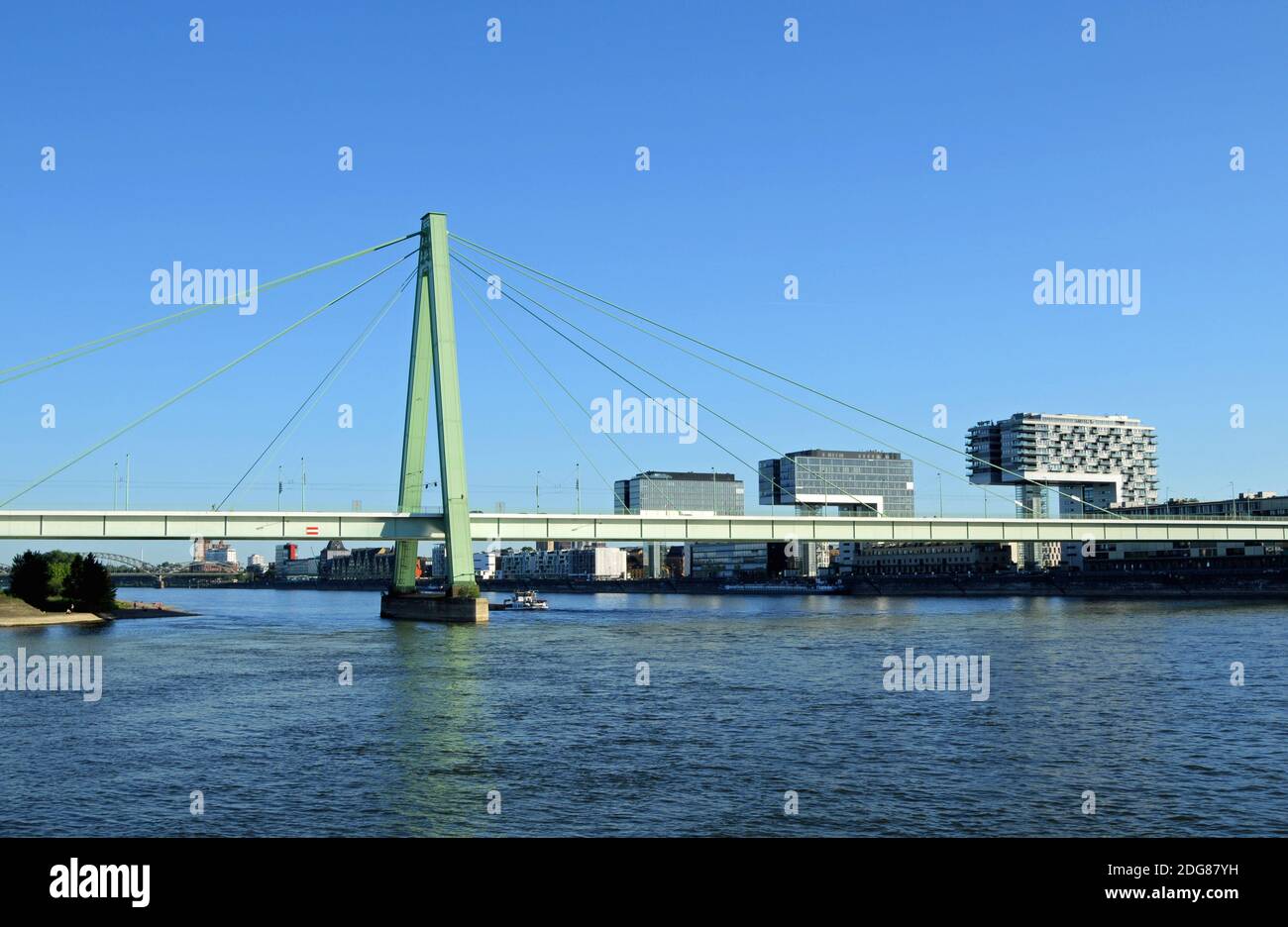 The green bridge hi-res stock photography and images - Alamy