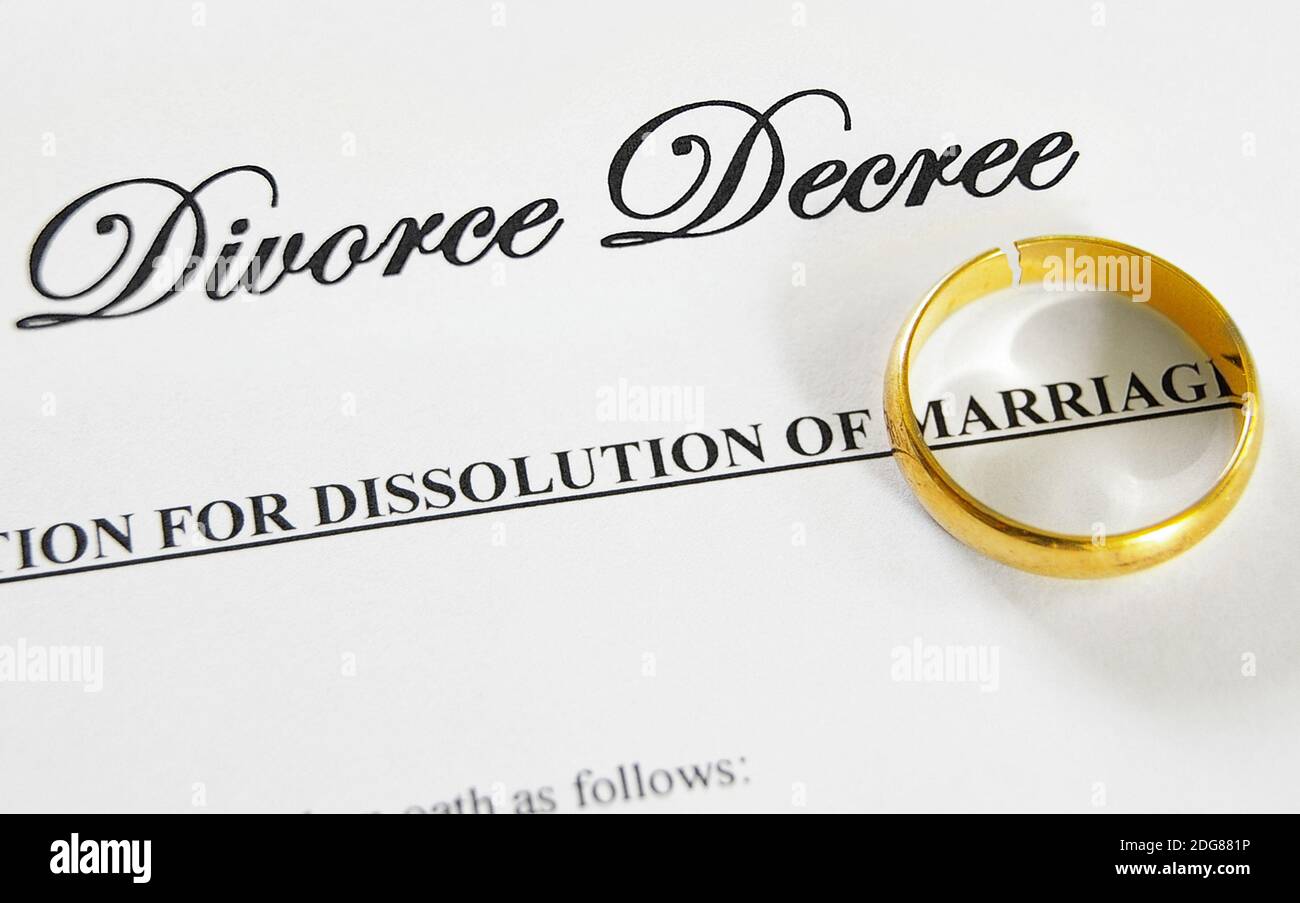 Broken wedding ring Stock Photo - Alamy