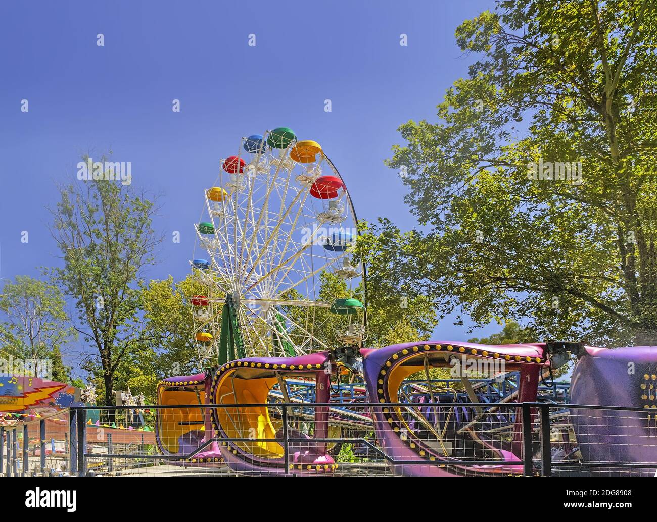 Amusement Park: Ferris wheel and carousel Stock Photo - Alamy