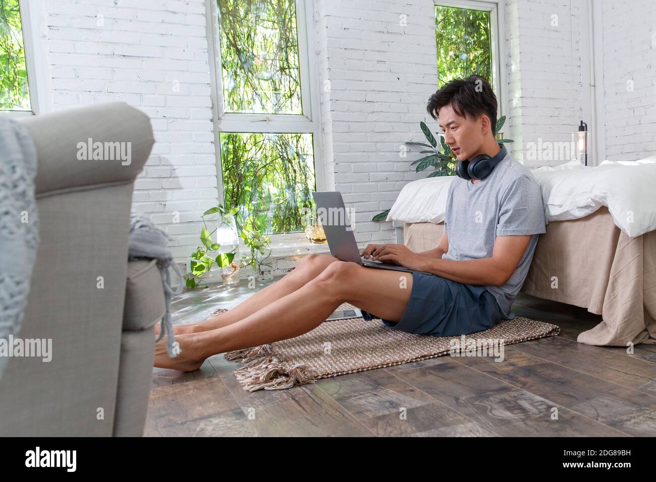 The young man sitting on the floor using laptops Stock Photo - Alamy