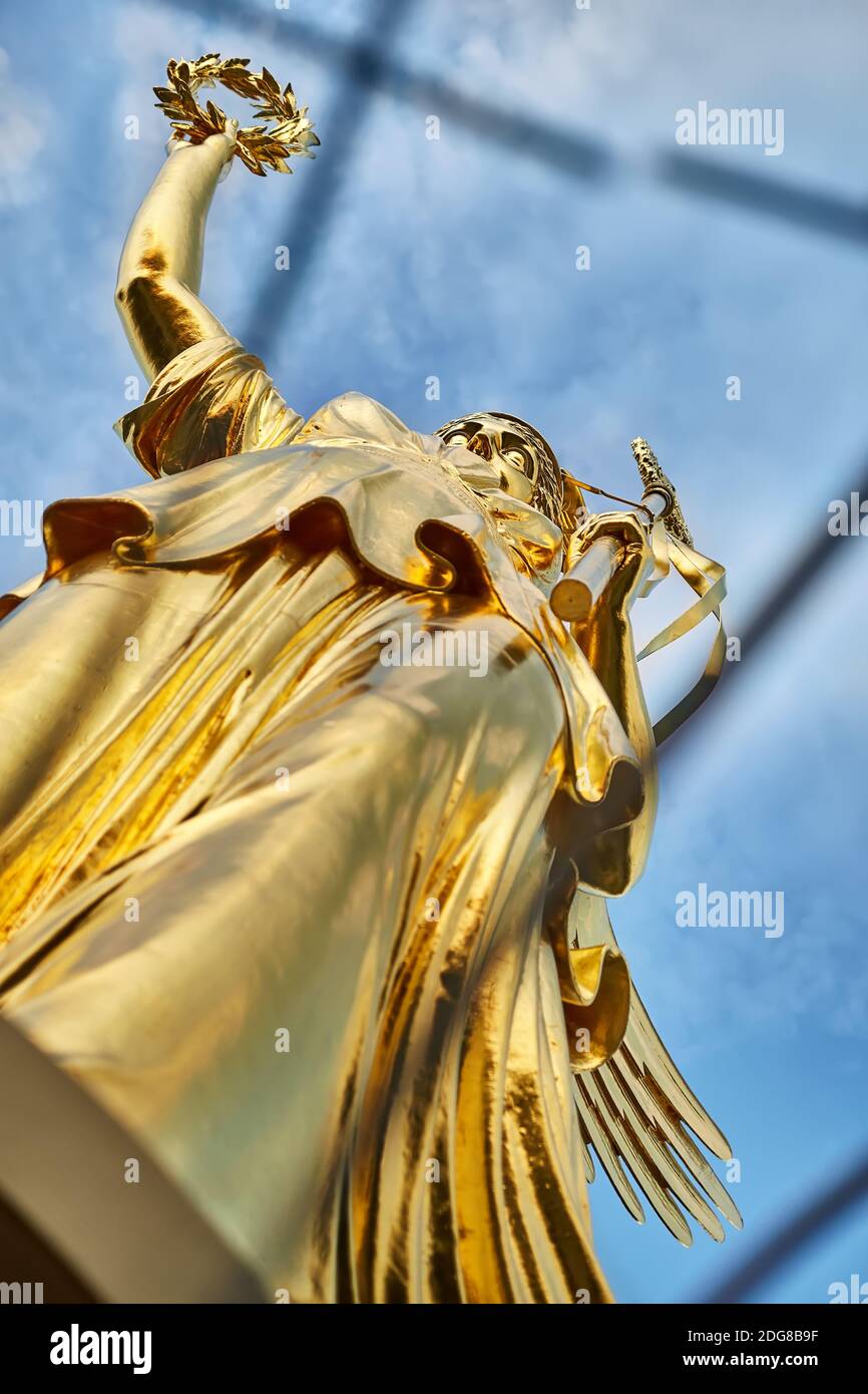 Victory gold statue hi-res stock photography and images - Alamy