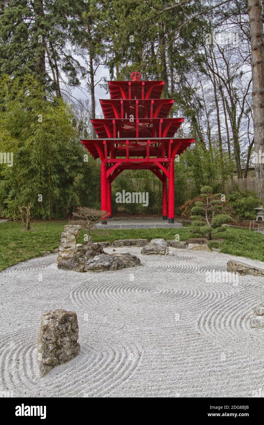Japanese Garden and house red Stock Photo - Alamy