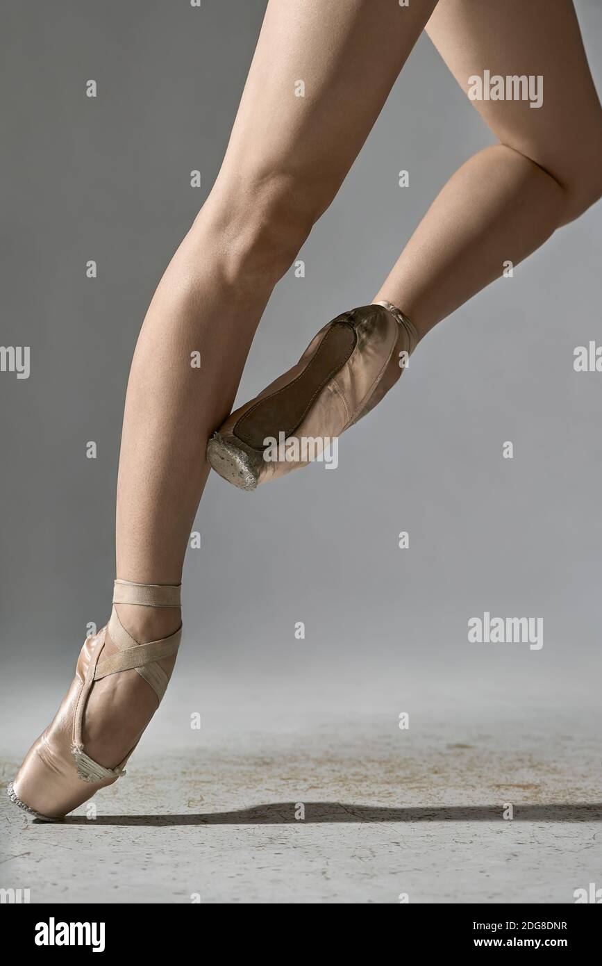 Dancer in ballet studio hi-res stock photography and images - Alamy