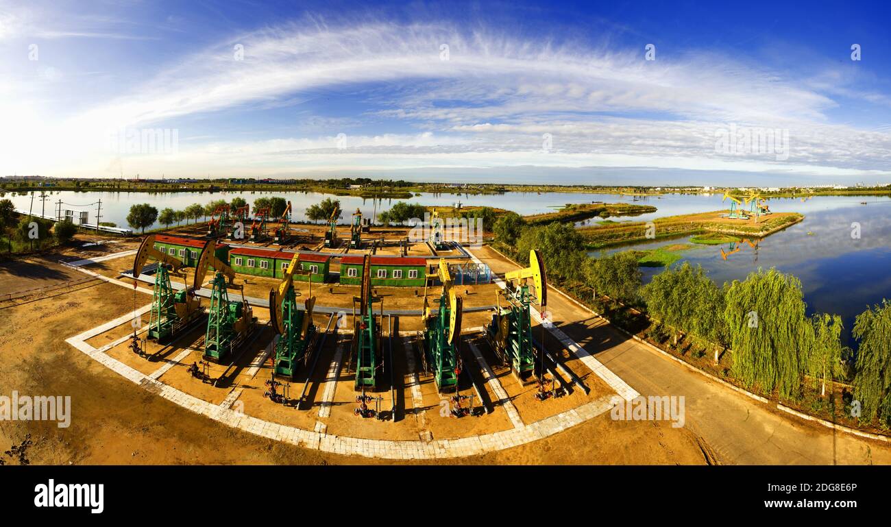 Chinese oil rig hi-res stock photography and images - Alamy