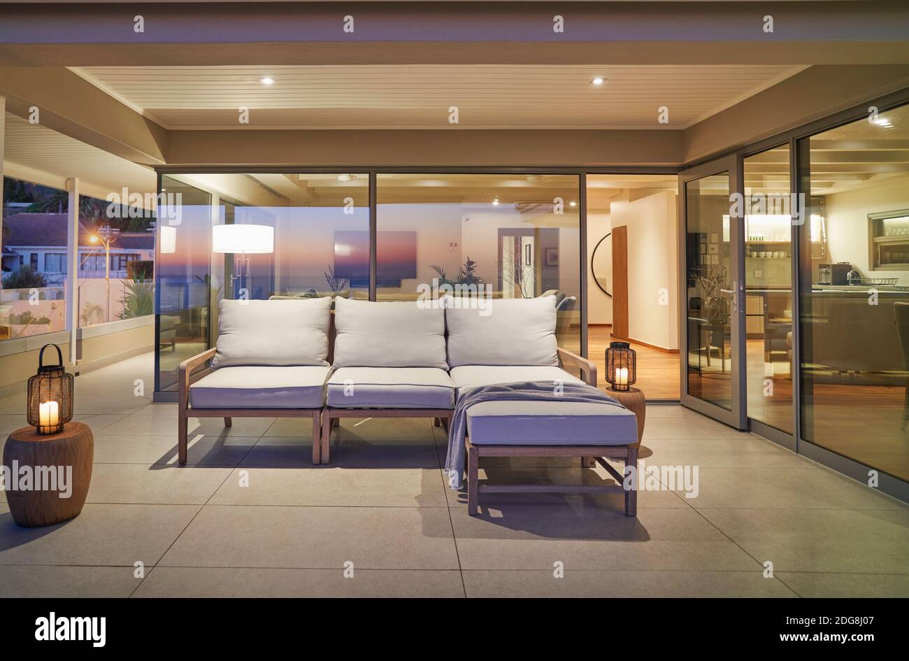 Night home exterior hi-res stock photography and images - Alamy